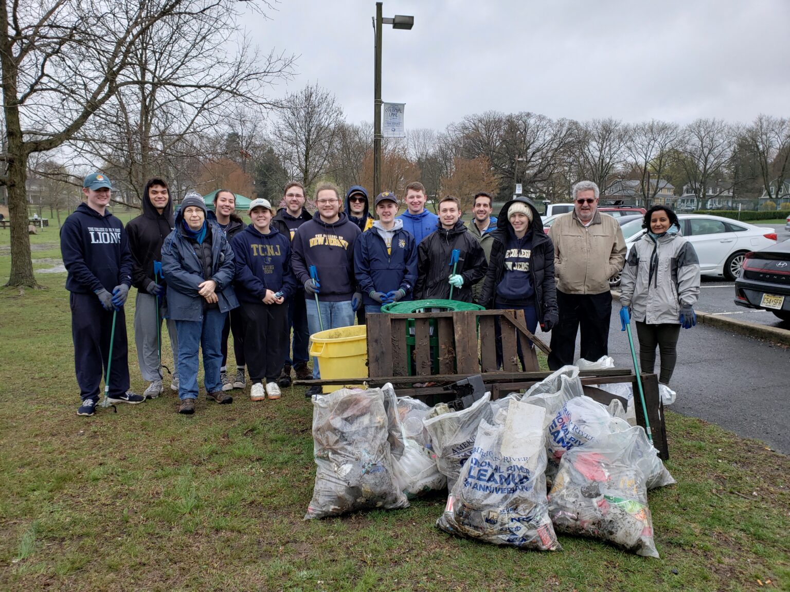 Colonial Lake Cleanup Community Service | Chi Epsilon